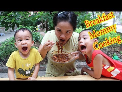Su and Brothers have breakfast my mommy Noodle dank Fun Kids su