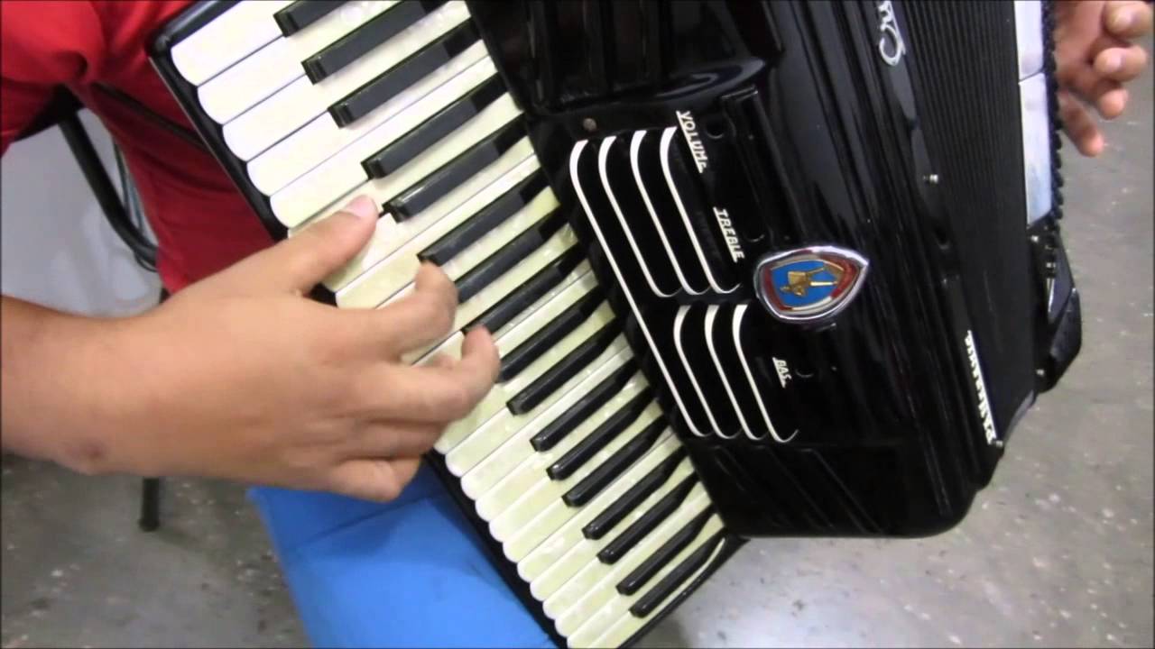 Acordeon Crucianelli - YouTube