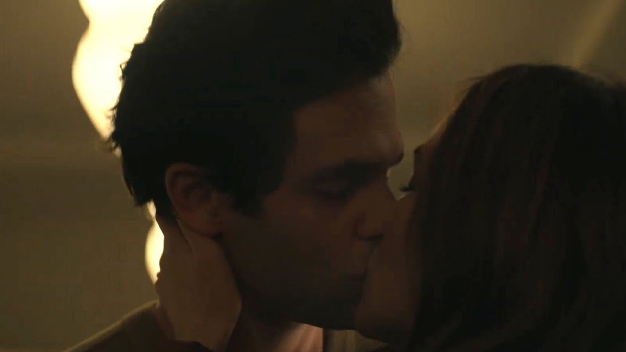 You Season 3 Kiss Scene Joe And Love Penn Badgley Victoria Pedretti