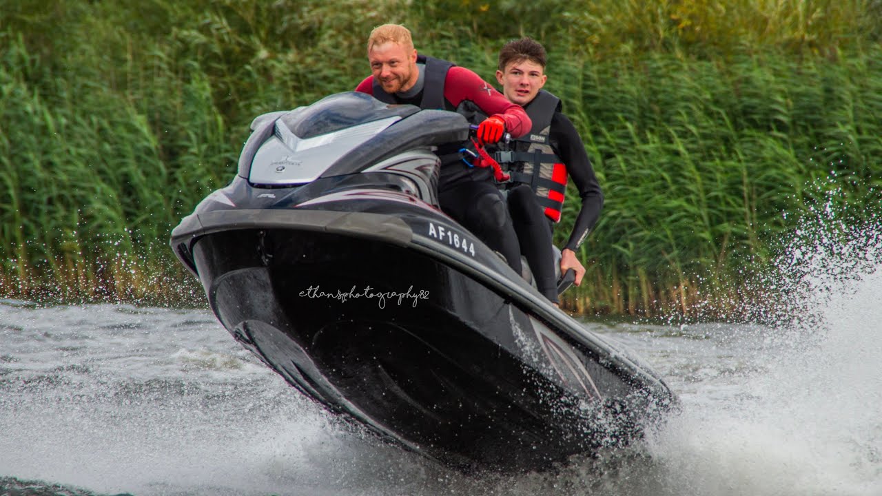 Bank Holiday Jet ski action at Kingsbury water park - YouTube