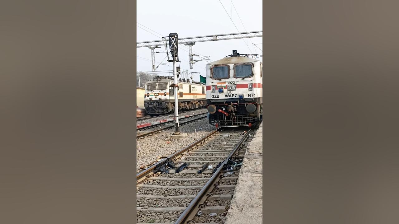 Secunderabad Duronto Express Overtake Sachkhand Express I Indian Railways #shorts - YouTube