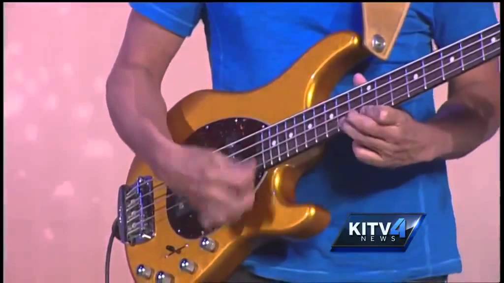 Bassist Benny Rietveld shows off his skills - YouTube