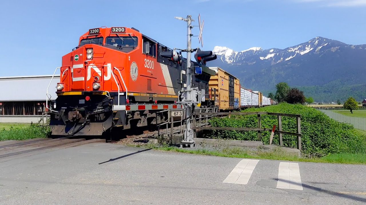 CN 3200 ET44AC Tier 4 Leads Freight Train w/Mid Train DPU In Chilliwack ...