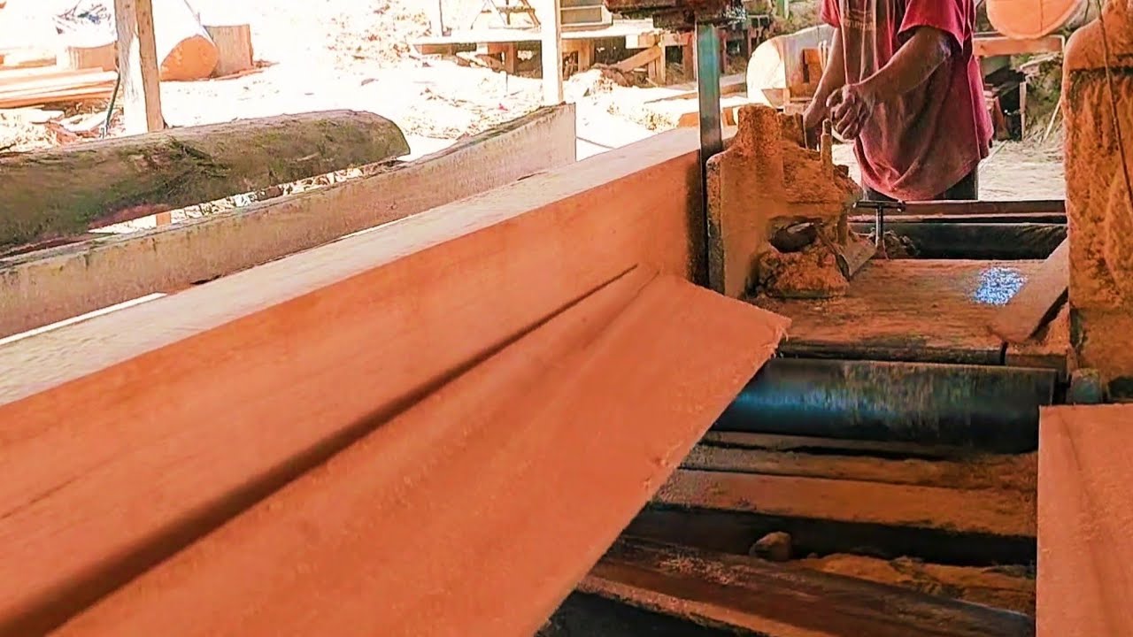proses pembuatan papan ukuran 2x20x4, dari kayu Meranti merah - YouTube