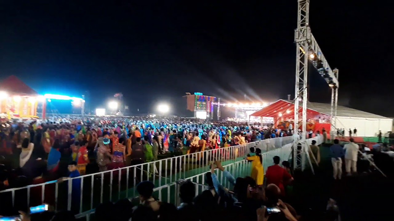 GMDC GROUND NAVRATRI 2019 || KIRTIDAN GADHAVI || AHEMDABAD - YouTube