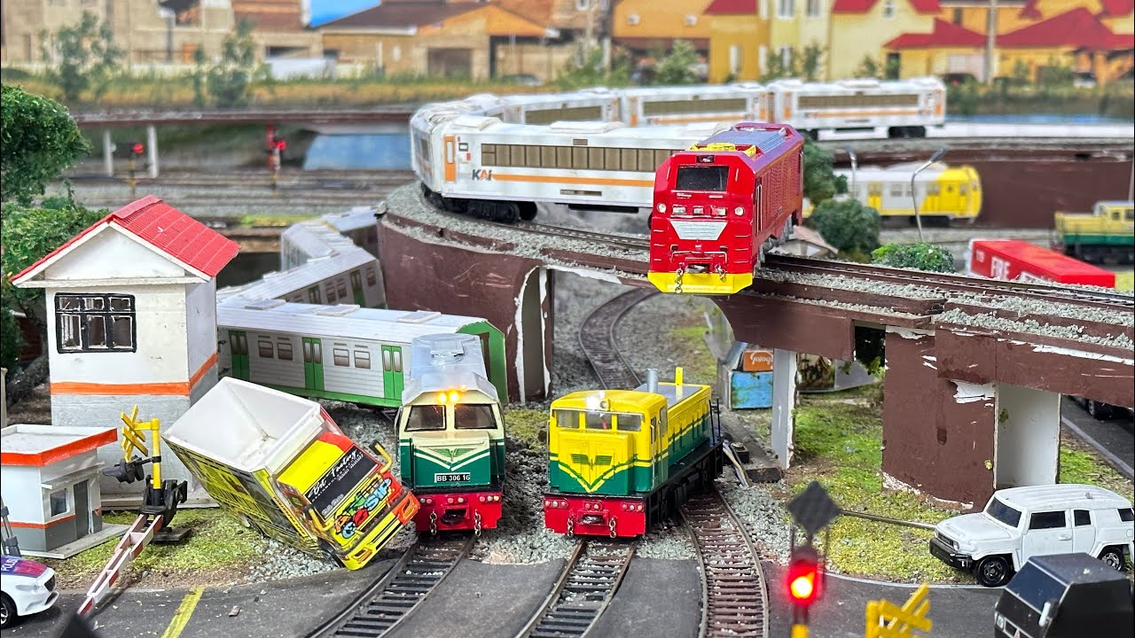 Drama unboxing & Menjalankan kereta api BB306,CC300 & Bima kunting ...