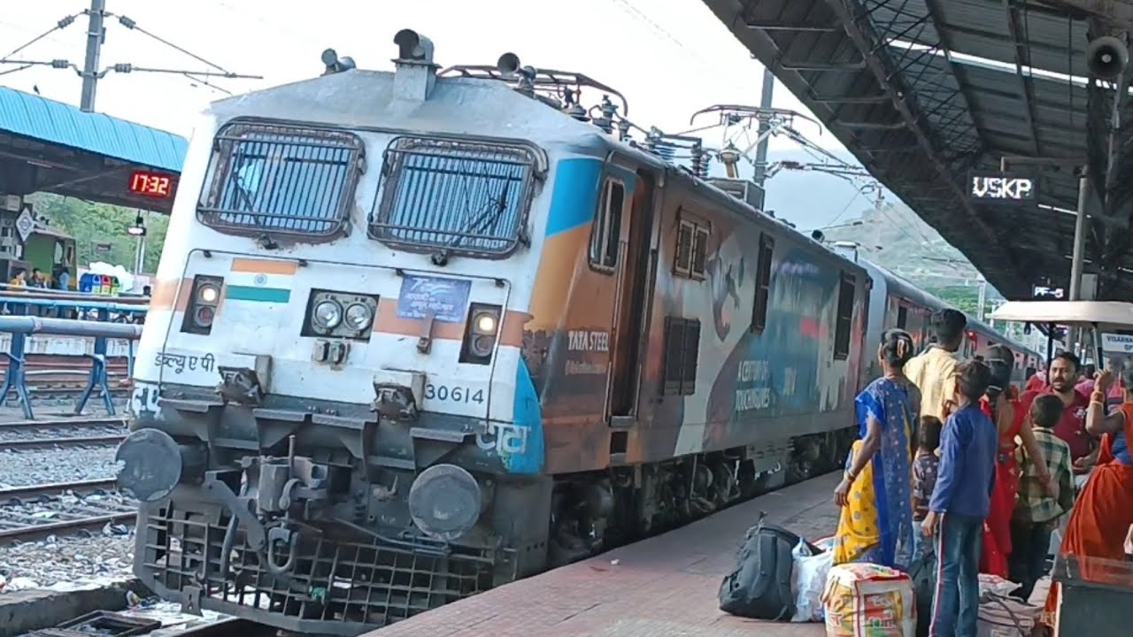 12808 nzm-vskp samatha express arrival at vskp railway station - YouTube