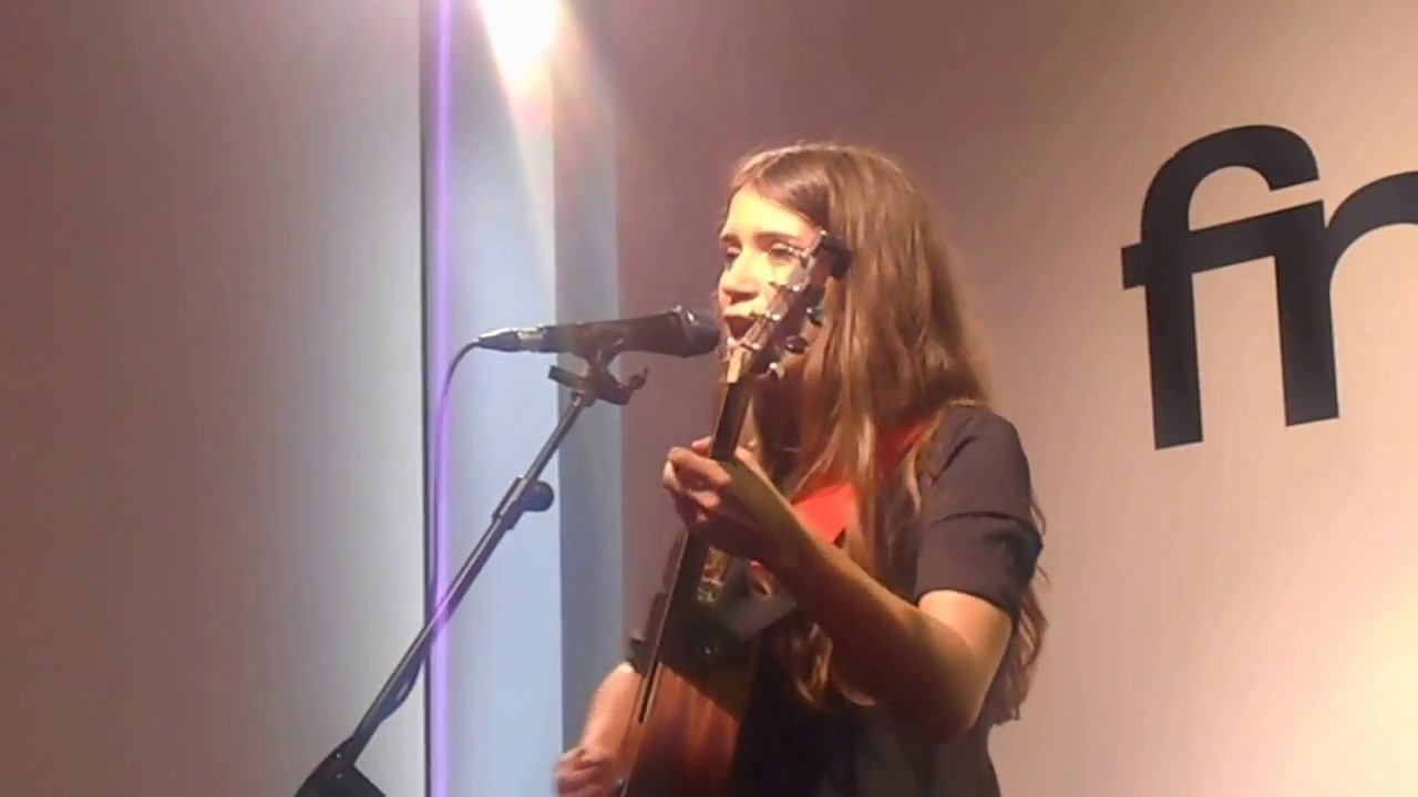 Carmen Boza - La vida moderna en FNAC Sevilla - YouTube