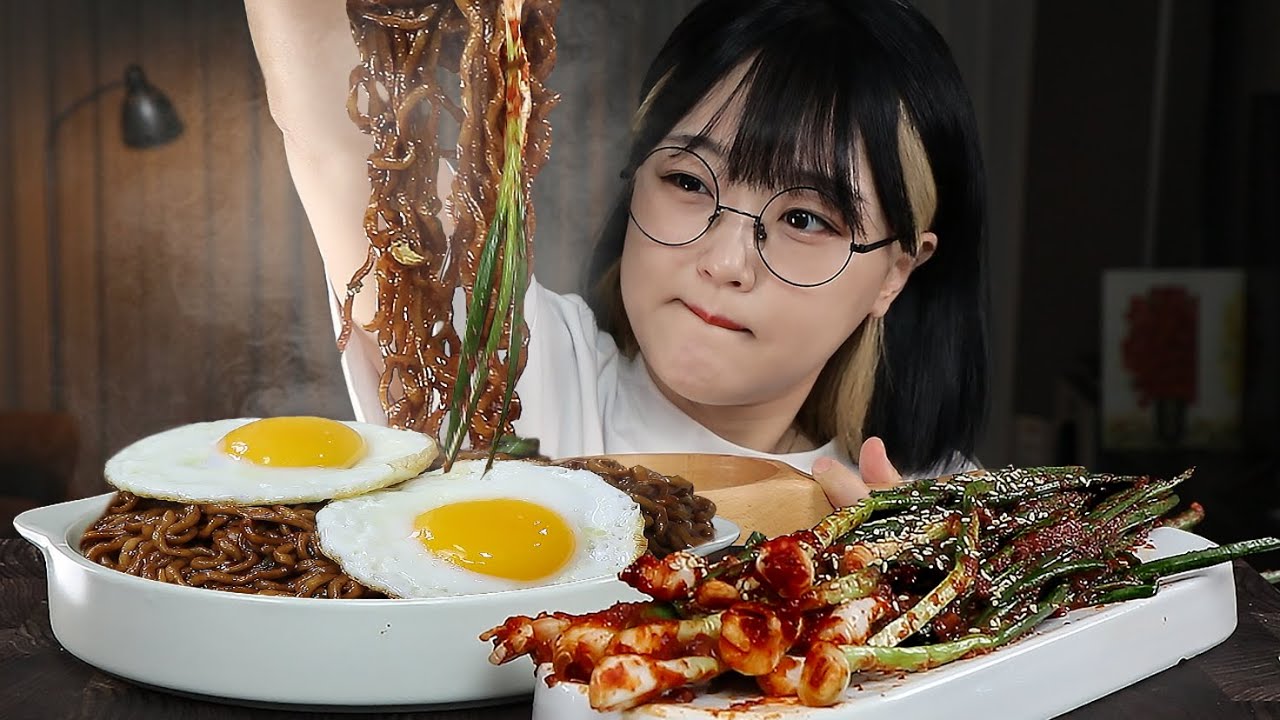 계란얹은 짜파게티에 빠질수 없는 파김치 먹방 CHAPAGETTI & GREEN ONION KIMCHI MUKBANG | EATING SOUNDS - YouTube