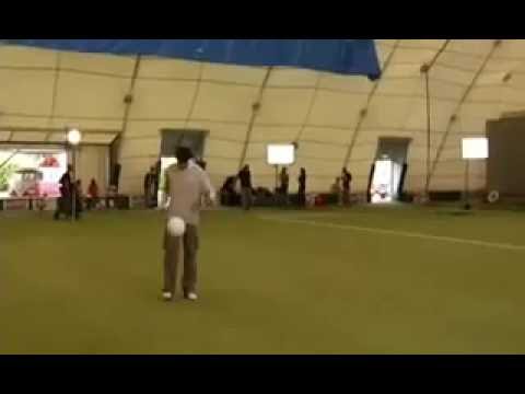 Amazing Kaka juggling two balls at the same time! - YouTube