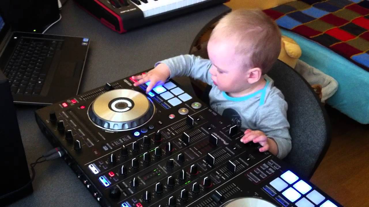 1 year old techno DJ. Learning first year with Pioneer DDJ-SX ...