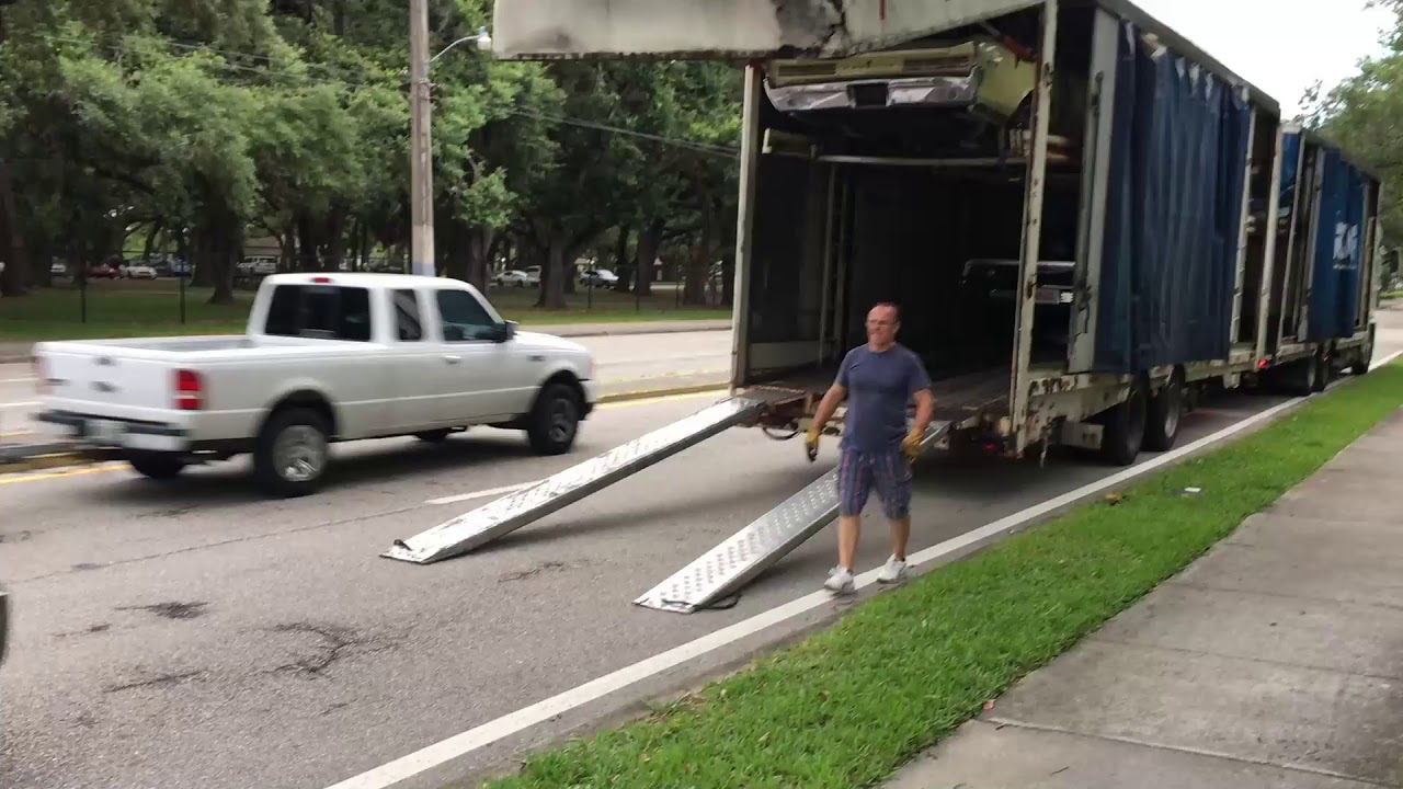 Unloading an SUV from an Enclosed Car Transport - YouTube
