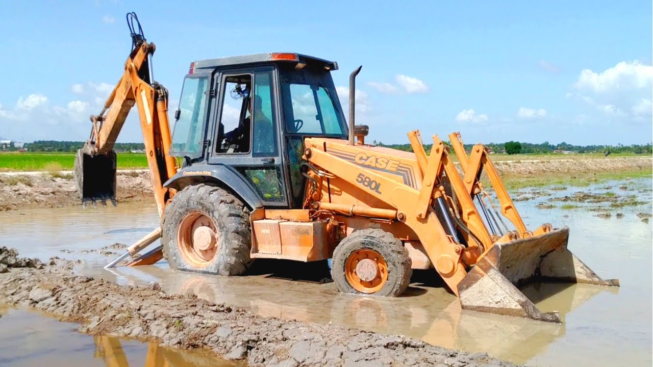 BACKHOE CASE 580L KOREK TEMPEK BATAS BENDANG SAWAH PADI - YouTube