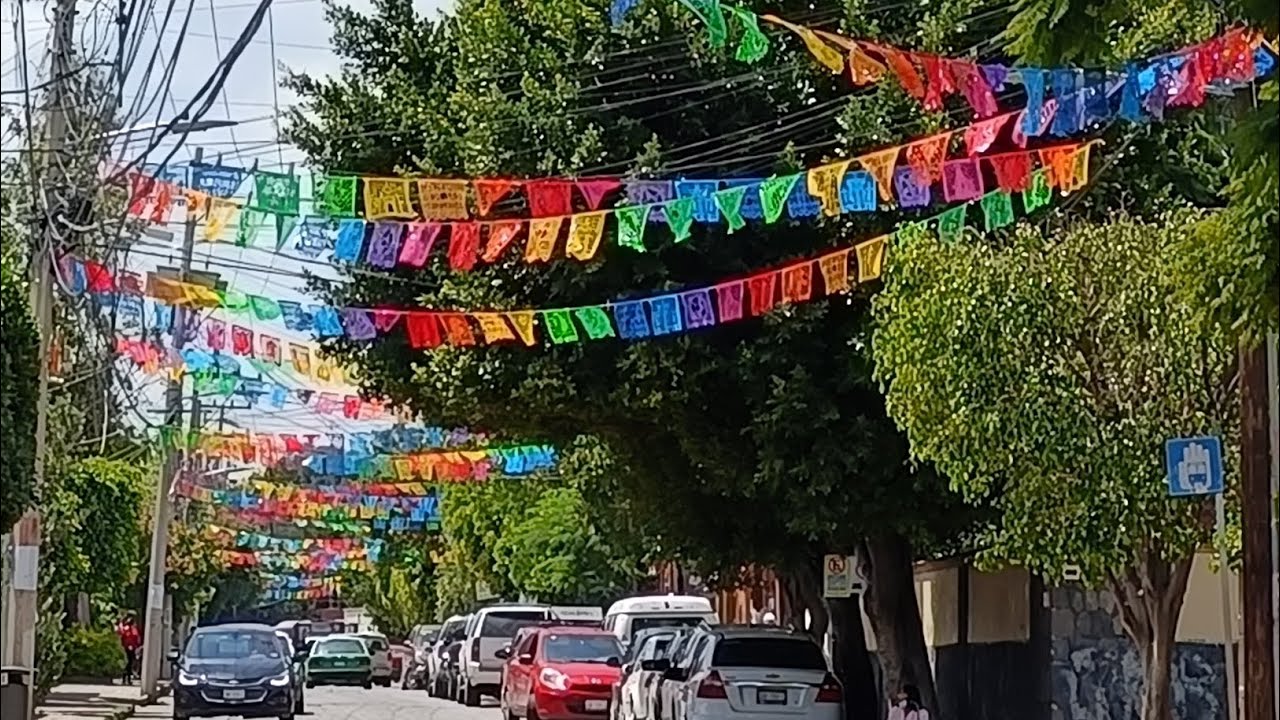 ADORNAN 2MIL METROS LINEALES DE PAPEL PICADO LA CALZADA DE LA AURORA EN ...