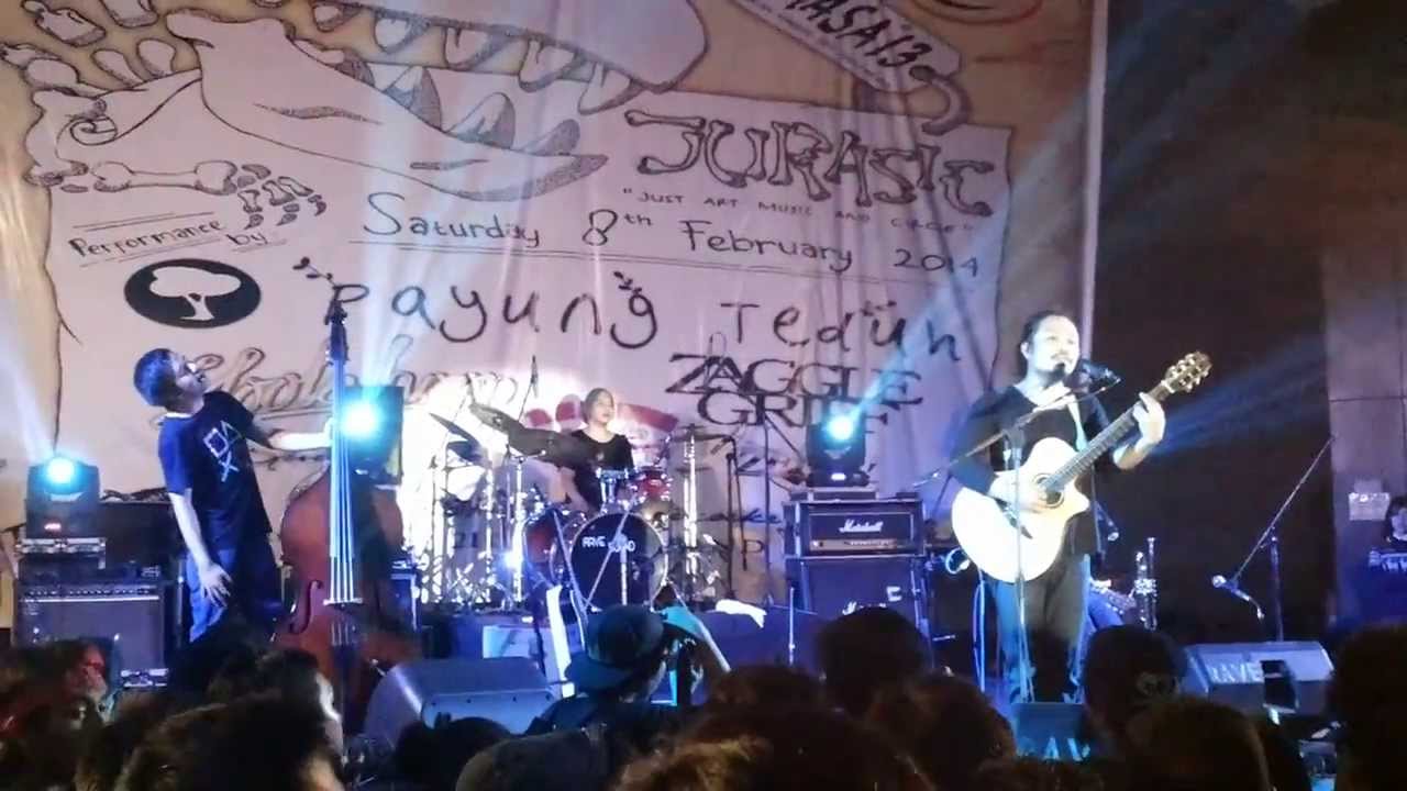 Payung Teduh Resah Live Widyatama - YouTube