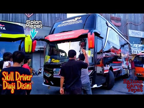 Butuh Skill Mumpuni Agar Bisa Parkir Bus Tanpa Baret di Parkiran ini