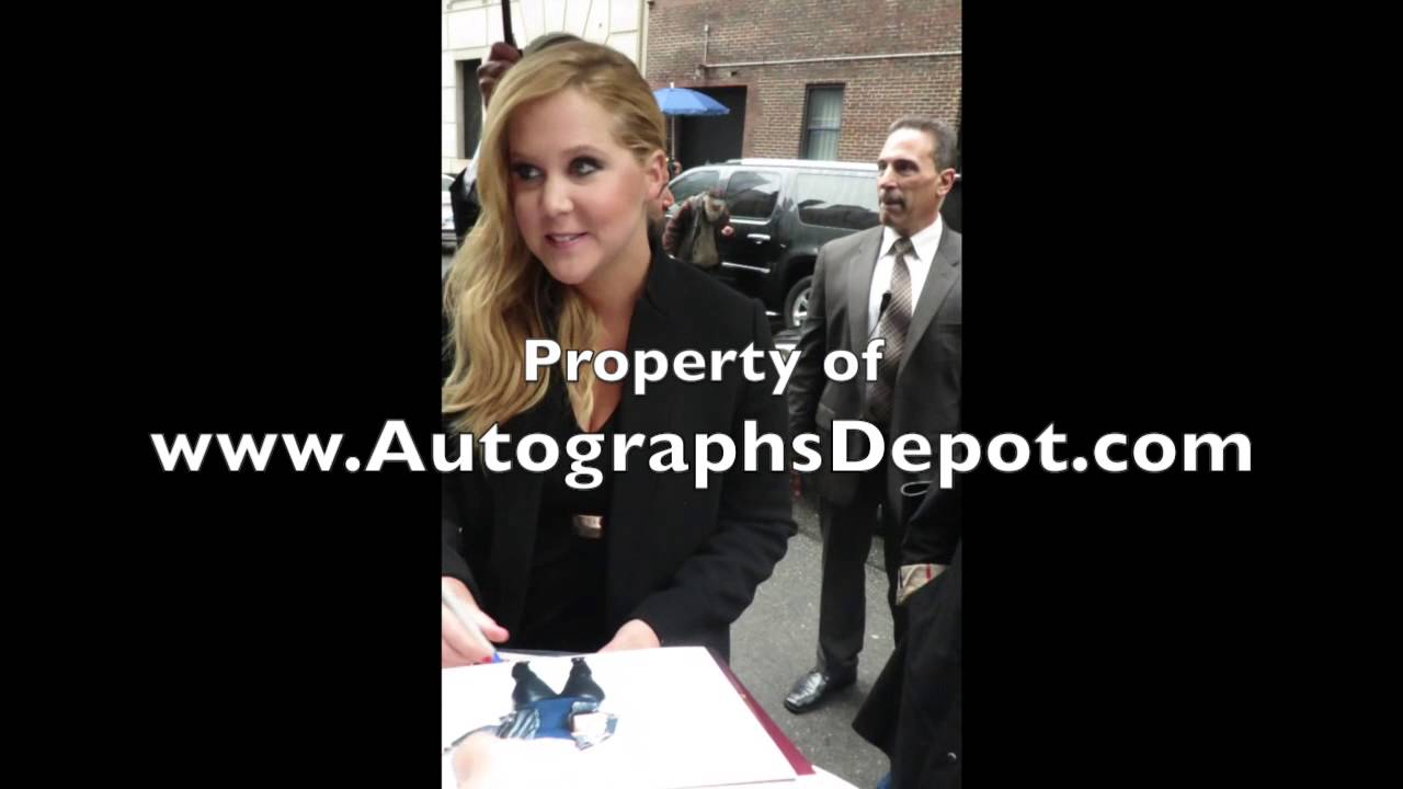 Amy Schumer signing autographs in New York City (2015) - YouTube