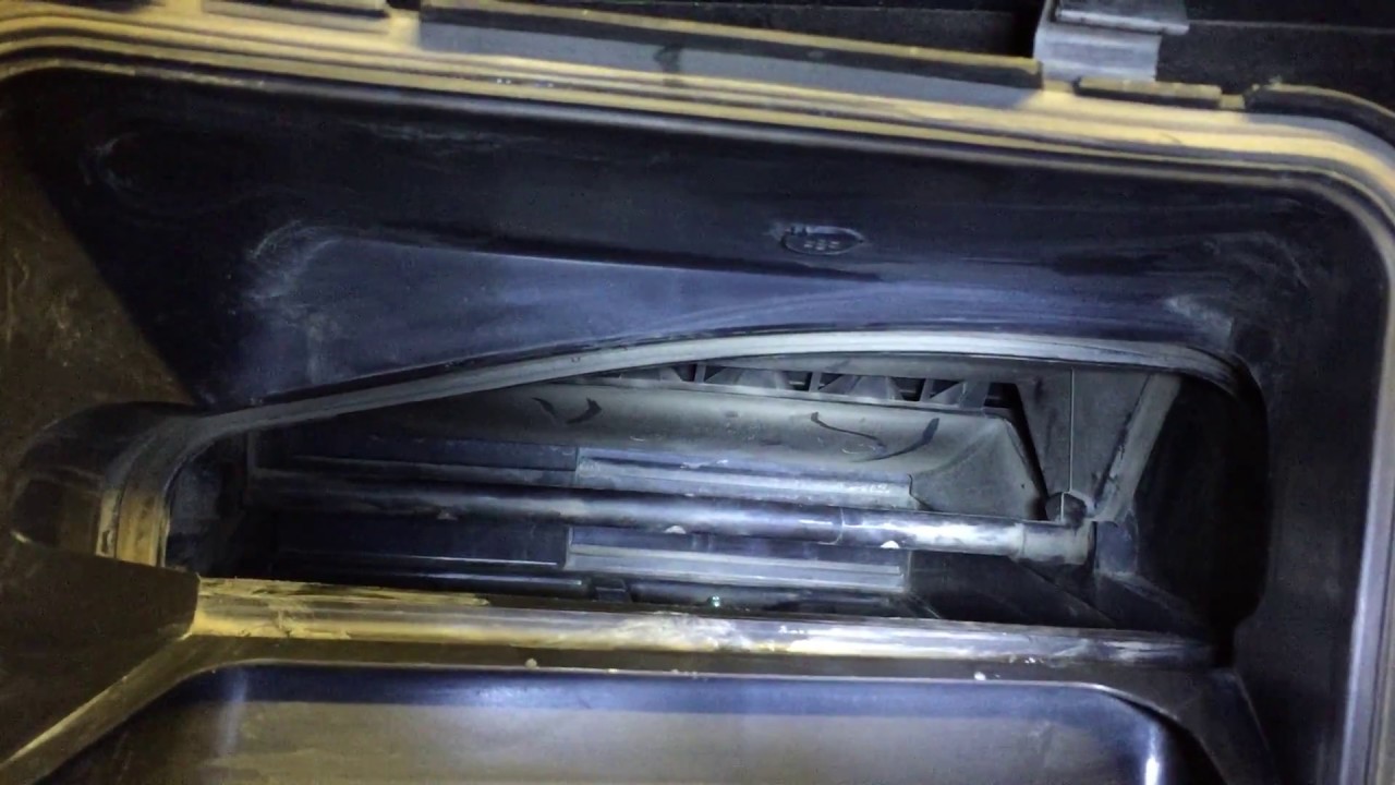 Mercedes-Benz ML W164 air recirculation flap - YouTube