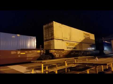 BNSF #4580 Leads South Bound Intermodal Train - YouTube