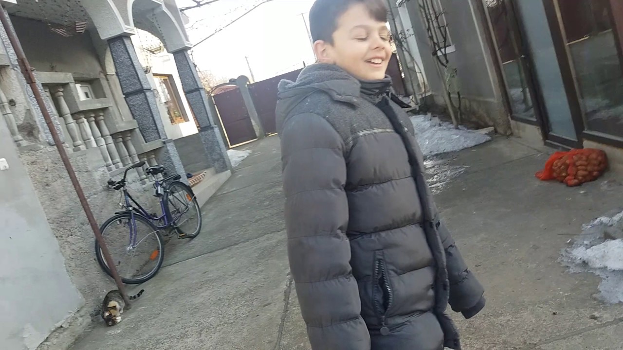 Vezi ca te musca cainele mai drace 😄 vlad o dat cu capu de perete 😅 ...