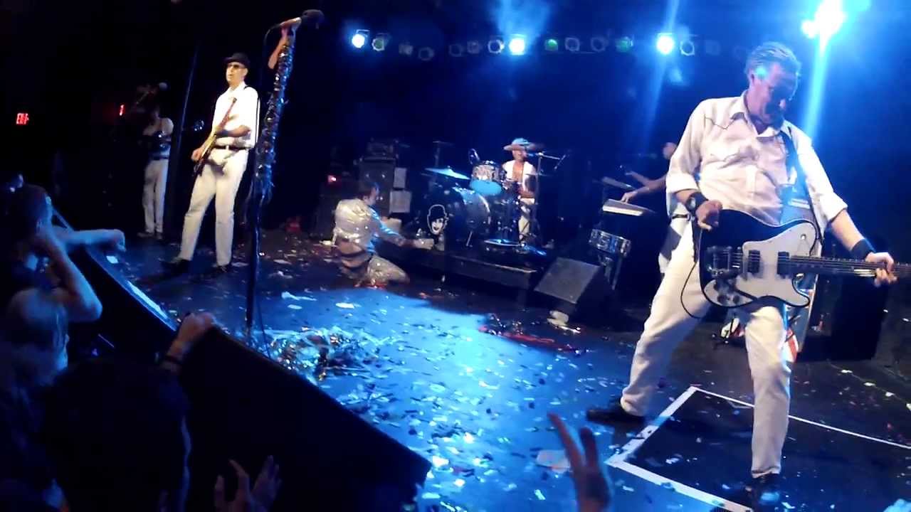 THE ADICTS - PETE DEE SOLO AND "SINGING IN THE RAIN" (LIVE) - YouTube