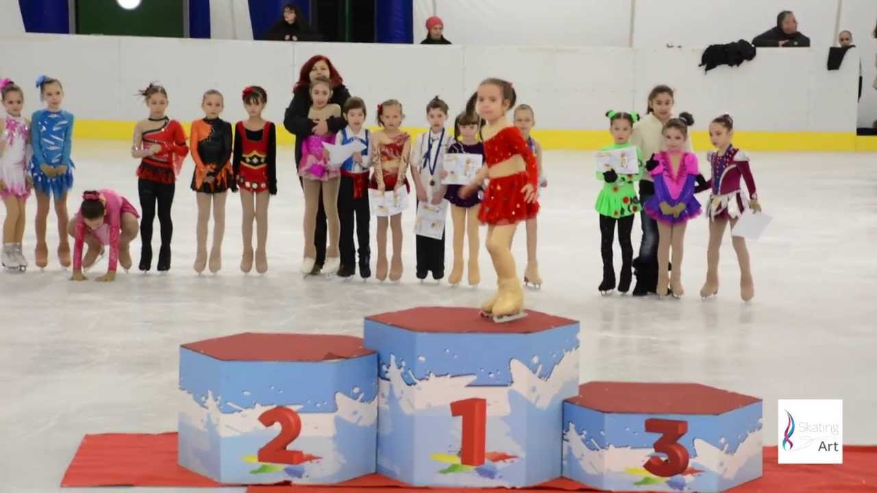 Inițiere in patinajul artistic de performanță - YouTube