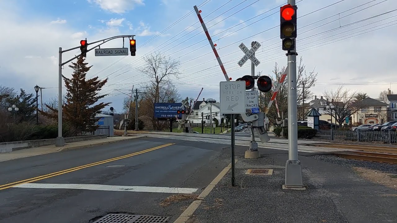 Shrewsbury Ave level crossing with Preemption Traffic Light, Red Bank ...