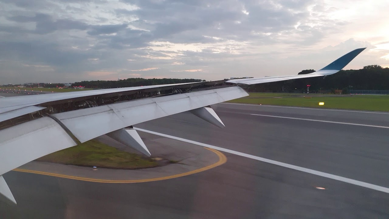 [4K SUNSET] Vietnam Airlines Airbus A350 XWB Landing in SIN - YouTube