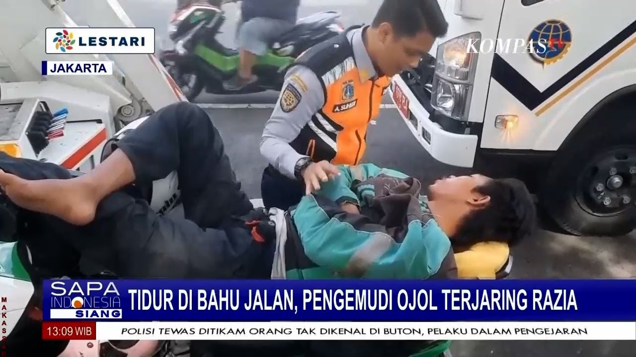 Asik Tertidur Di Atas Motor, Seorang Pengemudi Ojol Terjaring Razia Di Jakarta - YouTube