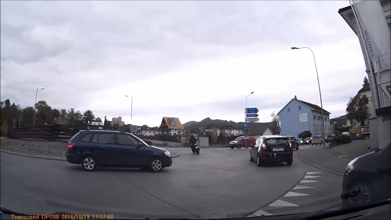 Olten Kreisverkehr Unfall mit Radfahrer - YouTube