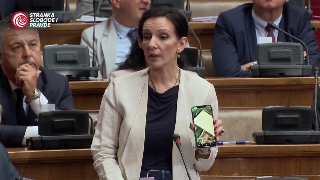 Uživo na RTS-u, Marinika pokazala snimak sa društvenih mreža na kome se vidi... - YouTube