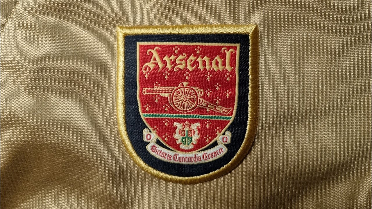 Arsenal Badges Close Up - YouTube