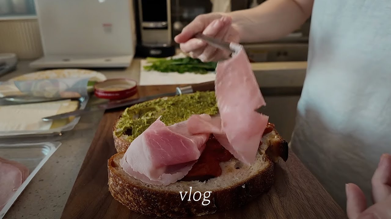 Eng Vlog 크리스마스를 기다리며 일러스트레이터 브이로그 더현대 팝업 준비 하루 루틴 샌드위치 만들기 사진