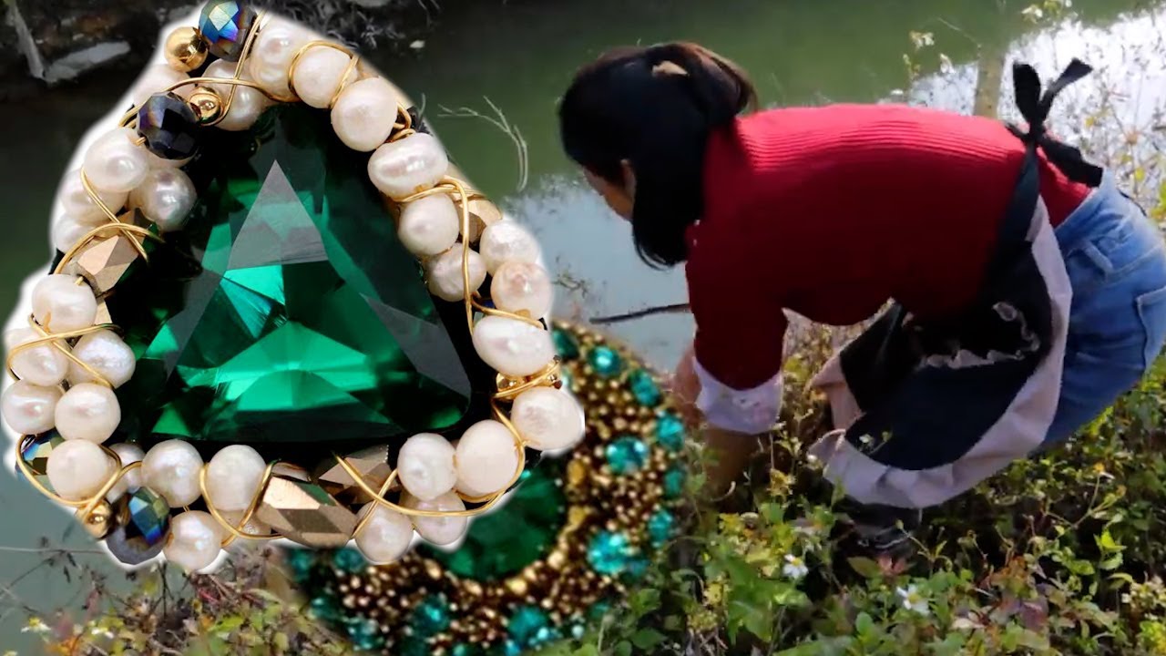 The girl found a rare treasure in the mother clam shell, which was a ...