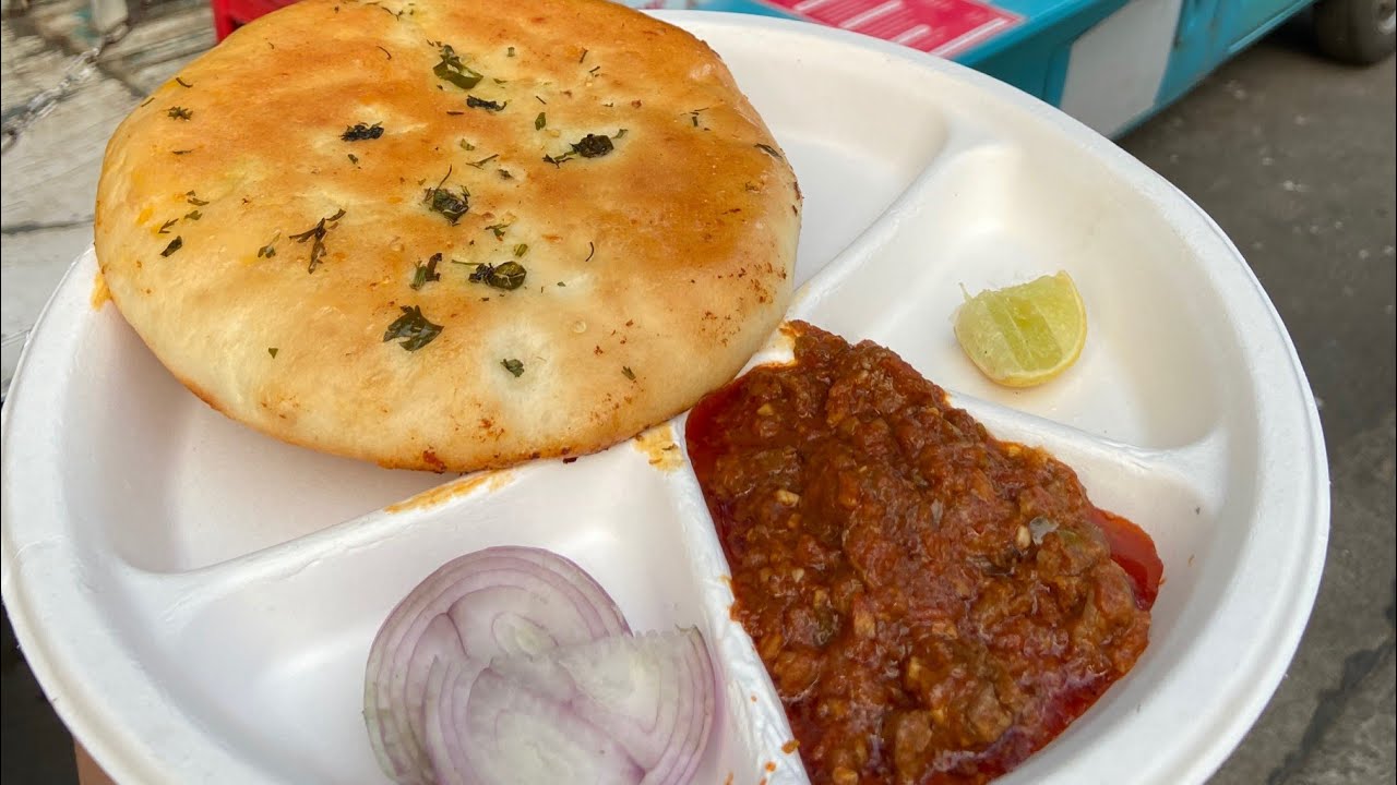 Amritsari Nutri Kulcha on Mumbai Streets - YouTube