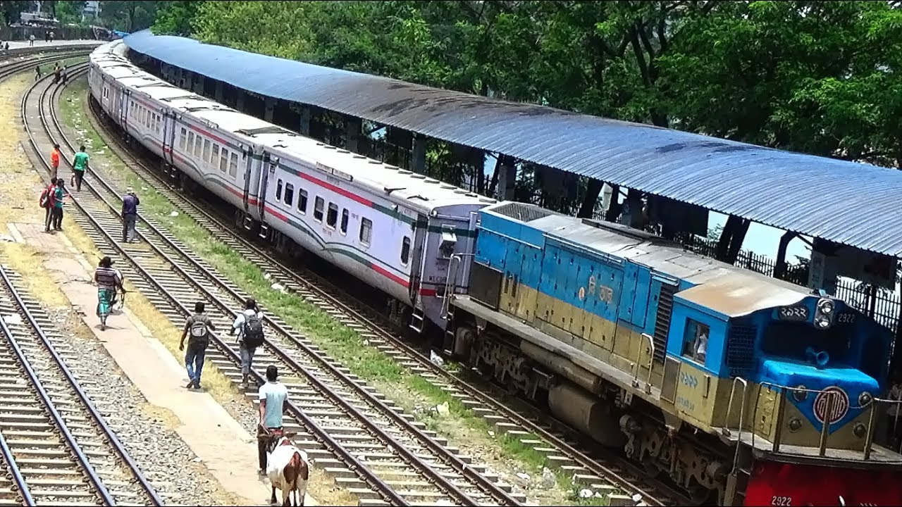(Rangpur to Dhaka) Rangpur Express Train are entering Dhaka Airport ...