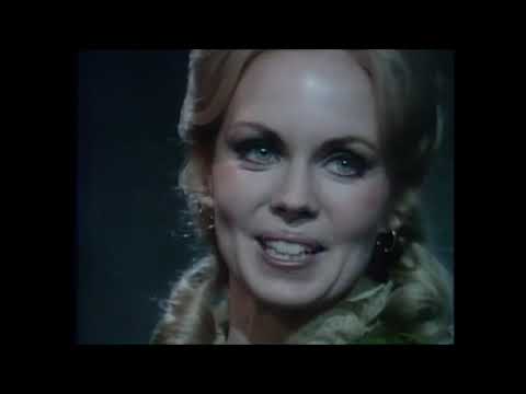 Dark Shadows : Laura and Angelique Meet.  Short Clips From #756 & #757.