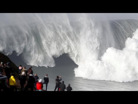 Portekiz'de devasa dalgalarla sörf keyfi
