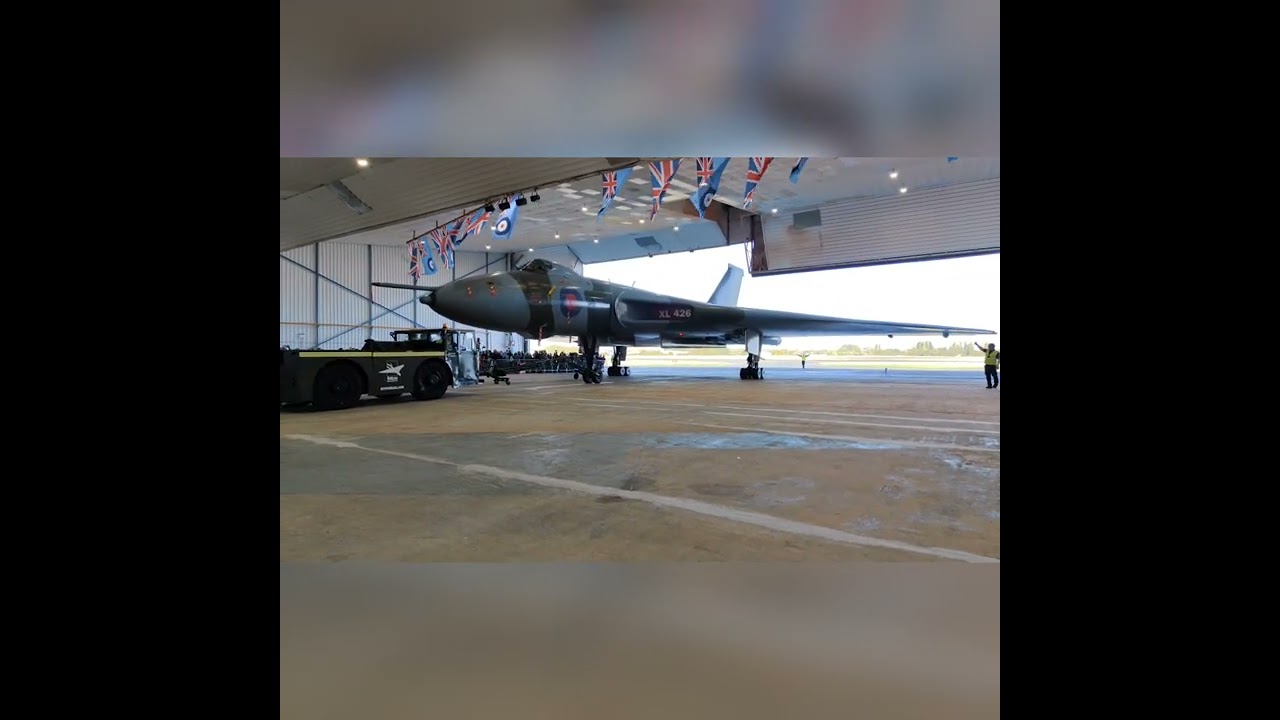 Avro Vulcan XL426 roll-in at London Southend Airport - YouTube