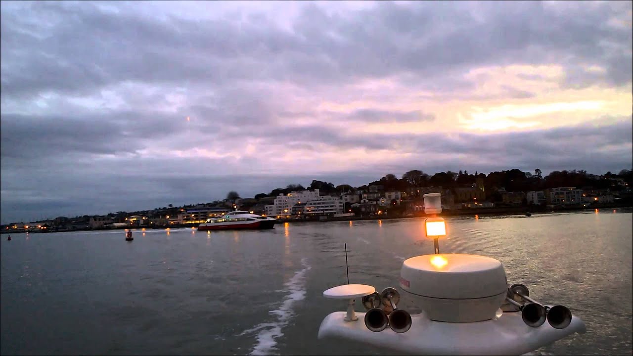 red jet leaving Cowes IOW. - YouTube