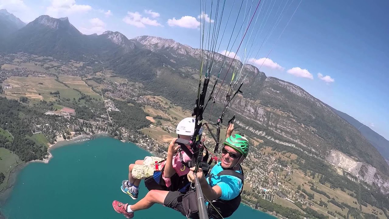 Sven Fleurke parapenten boven het meer van Annecy - YouTube