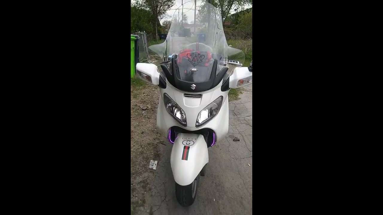 SUZUKI BURGMAN 650 DETROIT 650 CREW custom Gucci job - YouTube