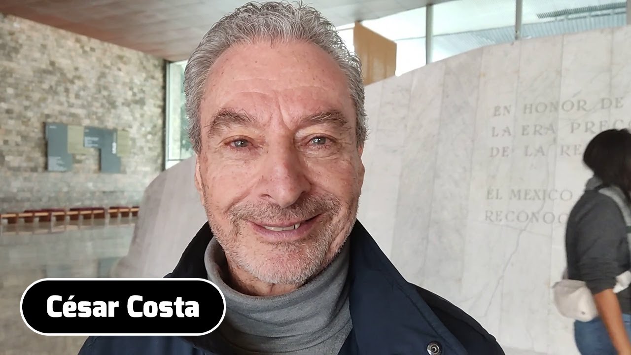César Costa ha coleccionado más de 1500 suéteres como cantante y actor ...