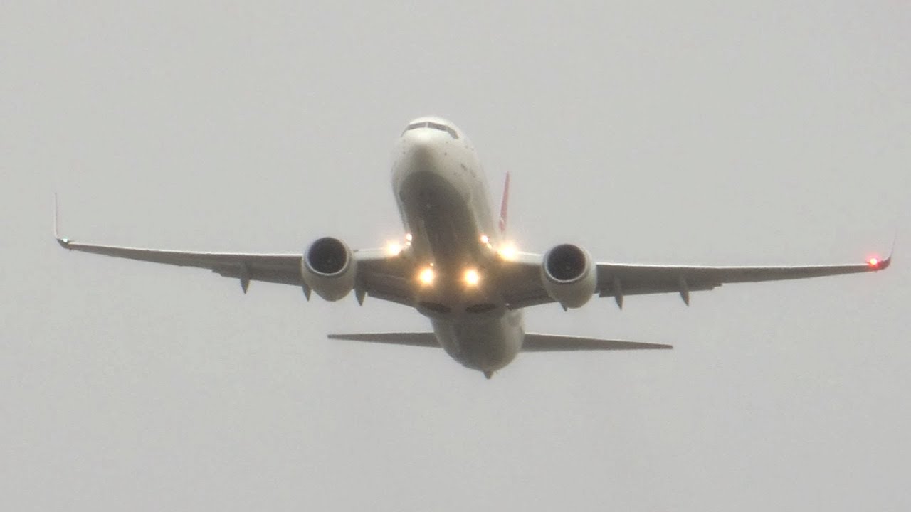 737 wing flex in crosswind - YouTube