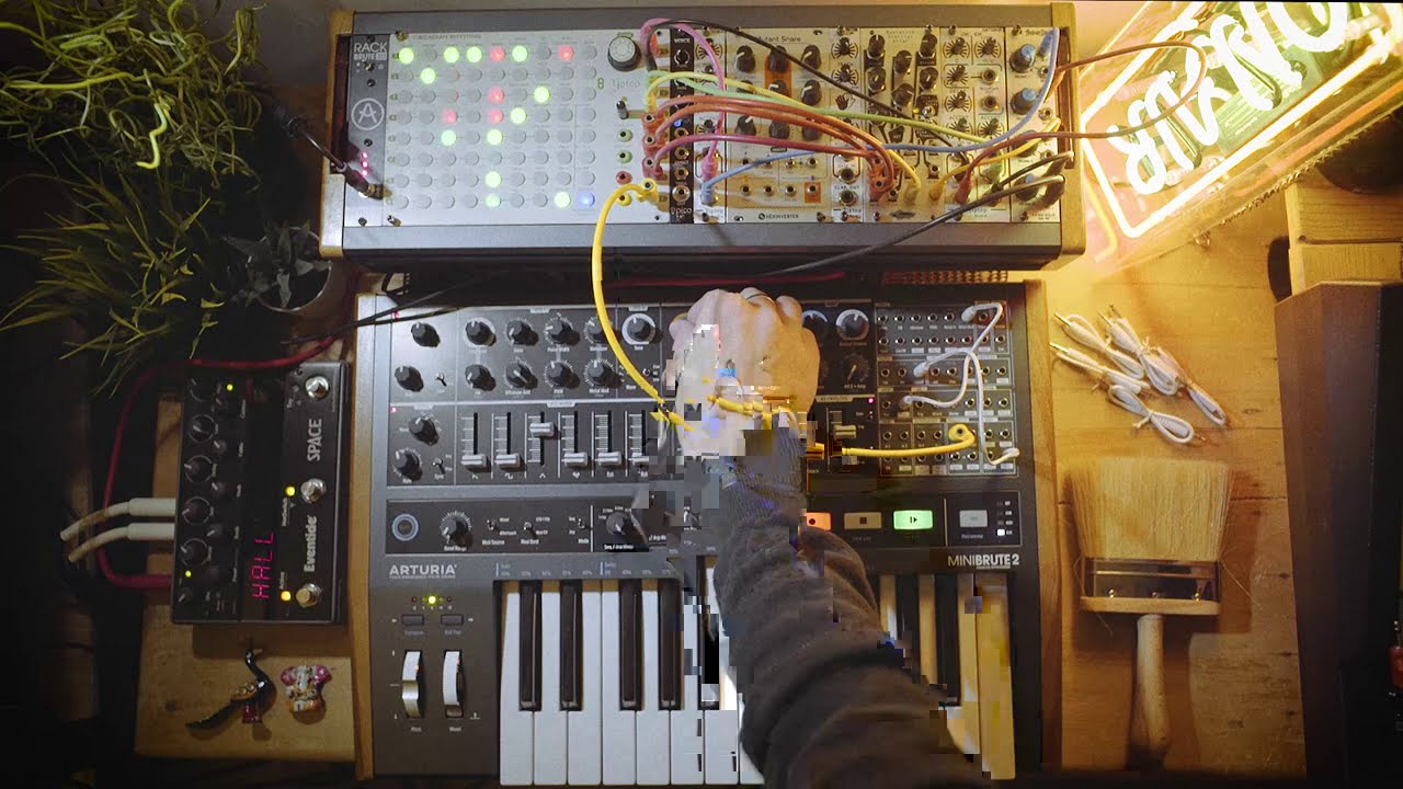 5 Minutes on the MiniBrute 2/An Acid Techno Advert - YouTube