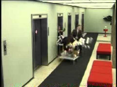 Wahnsinnige auf Scooter bauen Unfall im Hotelflur (Funny)