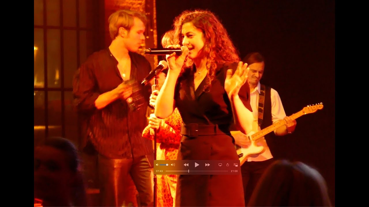 Caramel Club live am 3 12 2022 in der Fischauktionshalle - YouTube