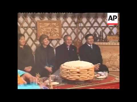 US President visits traditional tent - YouTube