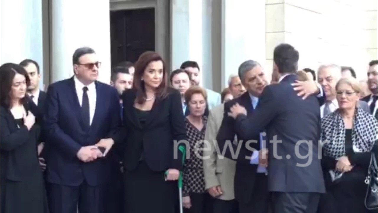 Ο Κυριάκος Μητσοτάκης στην κηδεία του πατέρα του - YouTube