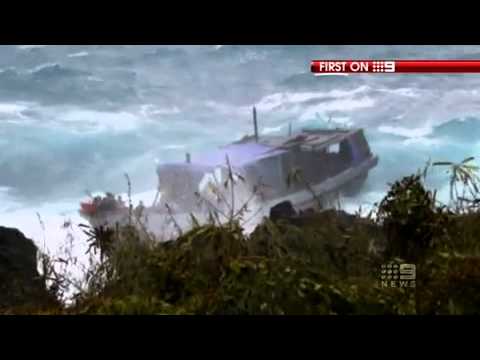 Christmas Island asylum seeker boat crash December 15, 2010 - YouTube